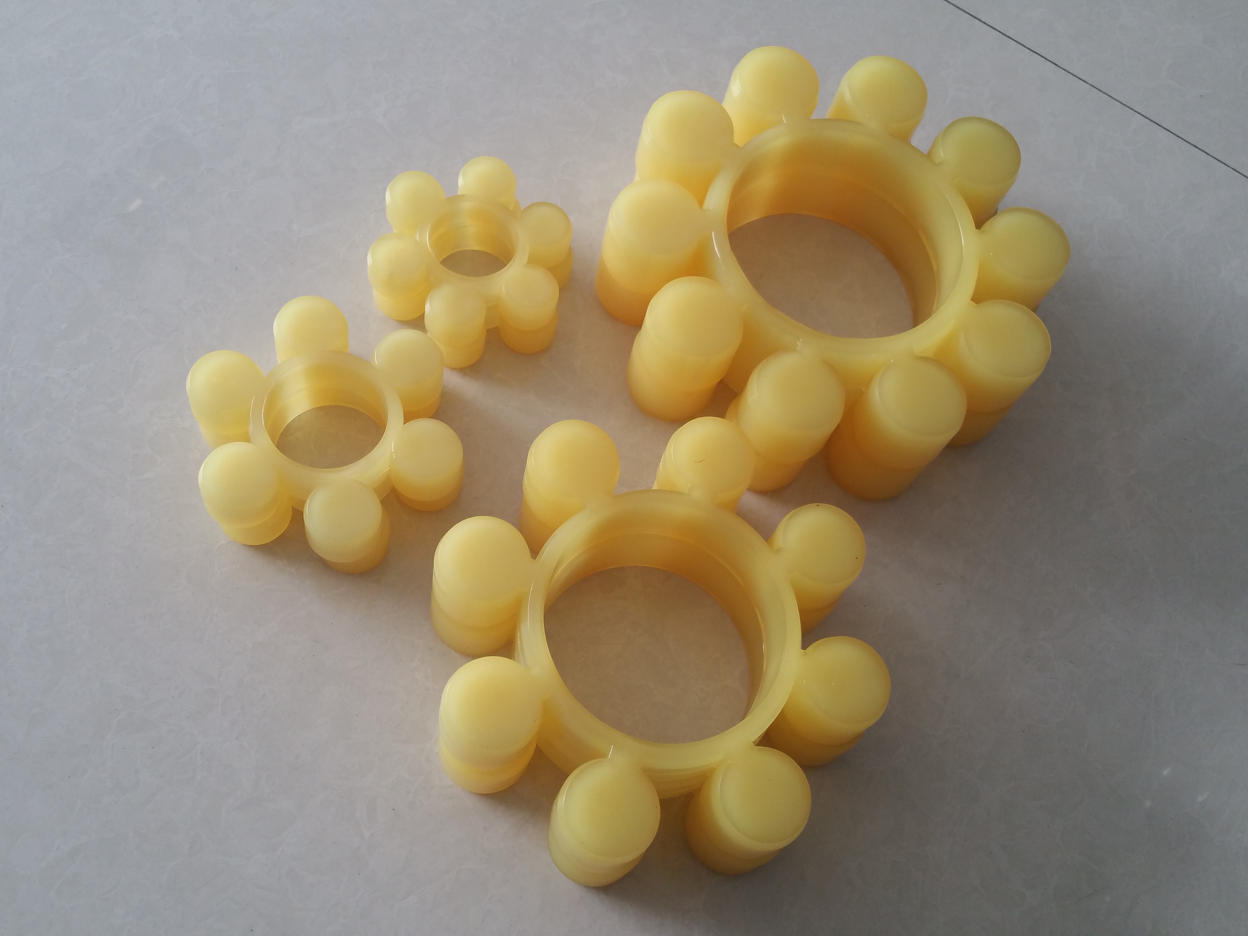 Standard Size Mt Coupling with Hardness 90 - 98 Shore A Yellow Color