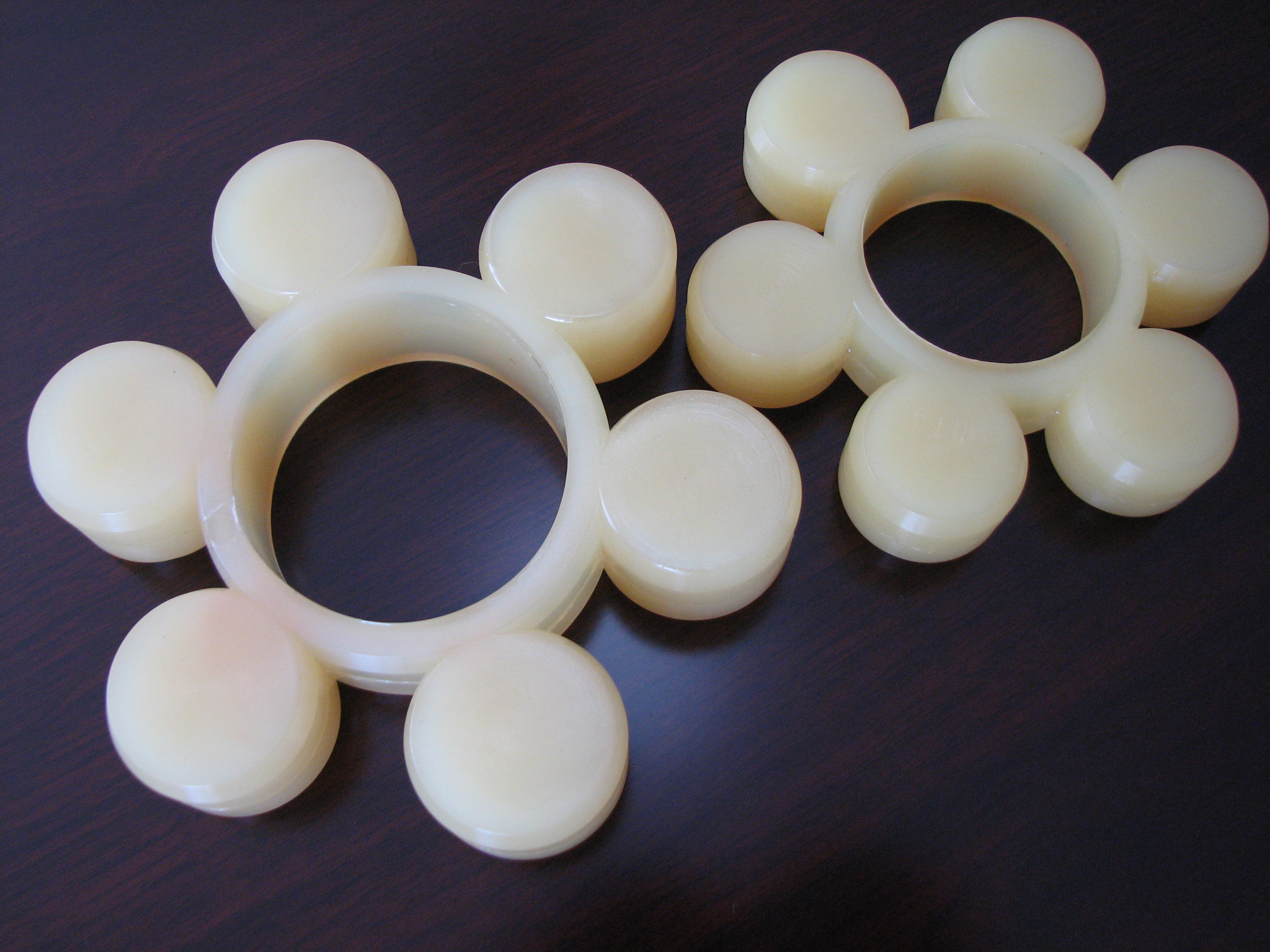 Standard Size Mt Coupling with Hardness 90 - 98 Shore A Yellow Color